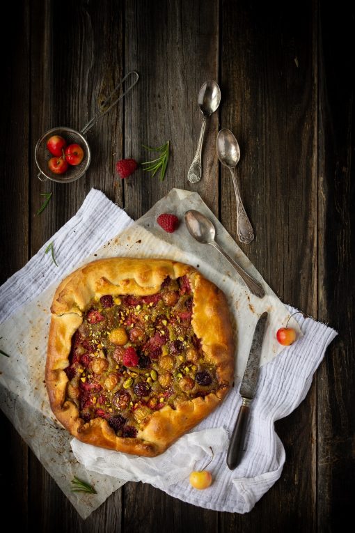 Tarte rustique aux fruits rouges & pistache • recette de Confit Banane