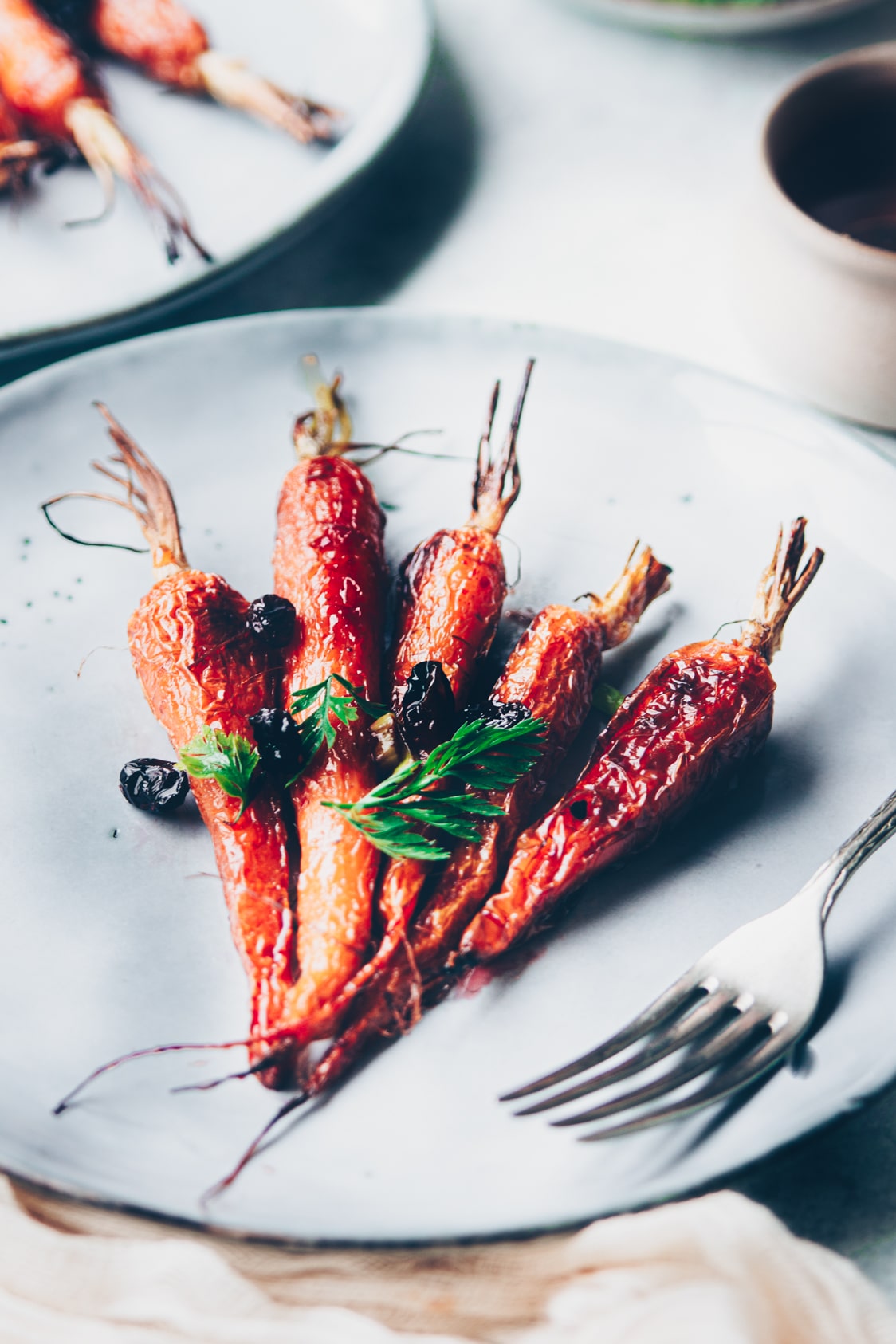 Carottes fanes rôties au miel & raisins secs • recette de Confit banane