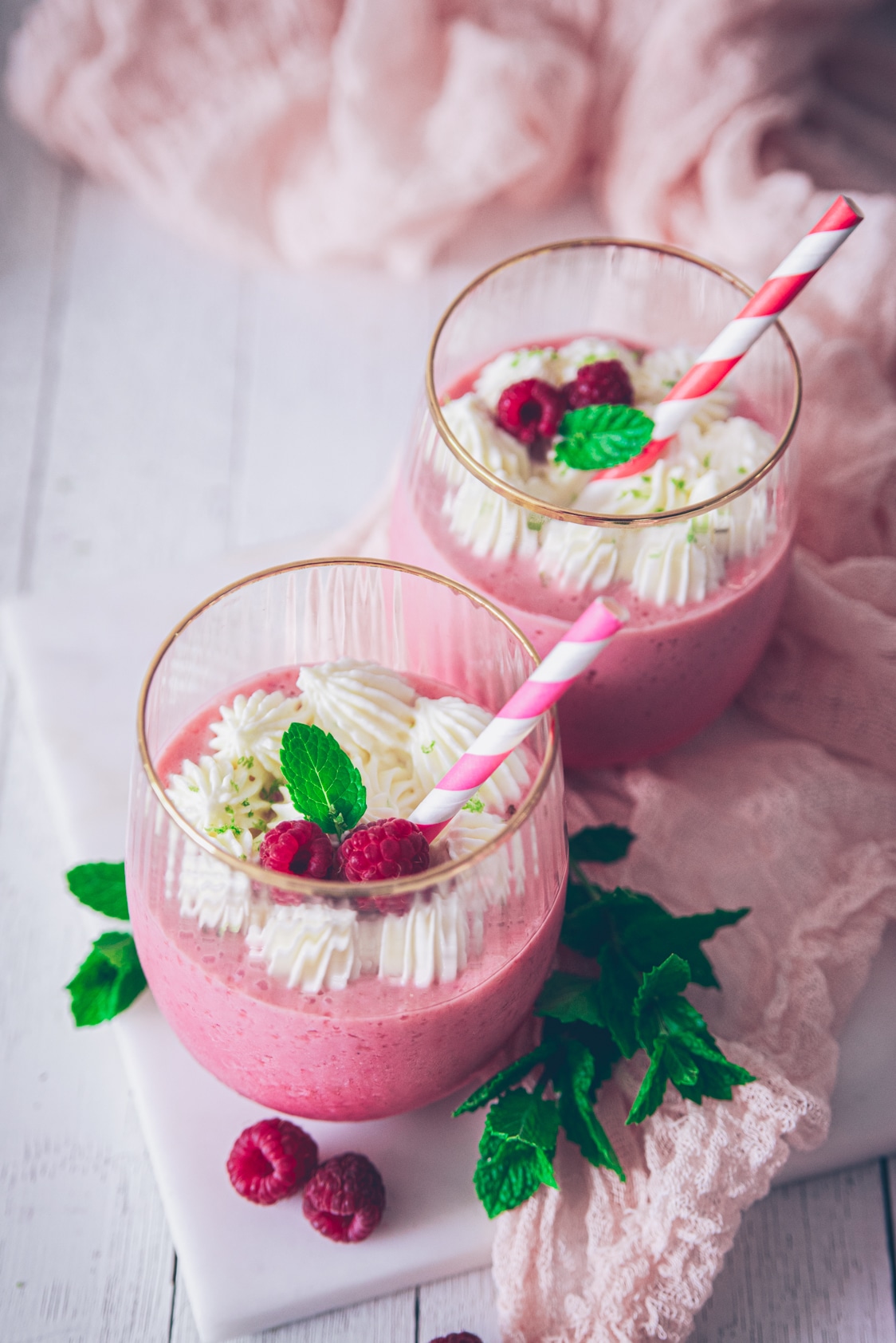 Milkshake à la fraise, glace vanille & chantilly au citron vert